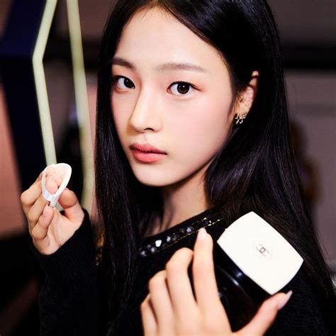 下一個人間香奈兒newjeans Minji！清新妝容亮相巴黎高訂周，先學減齡感眼妝、野生眉畫法