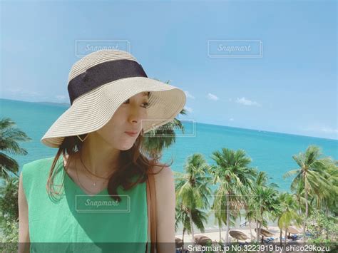 青い帽子をかぶった女性の写真・画像素材 3223919 Snapmart（スナップマート）