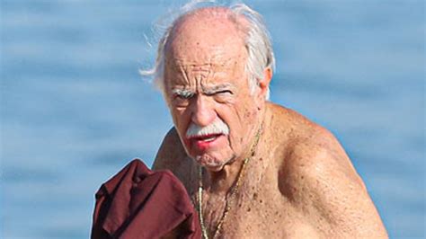 Aos 90 anos Ary Fontoura faz raríssima aparição na praia de sunga vermelha