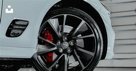 차고 문 옆 차고에 주차된 흰색 자동차 사진 Unsplash의 무료 애틀랜타 이미지