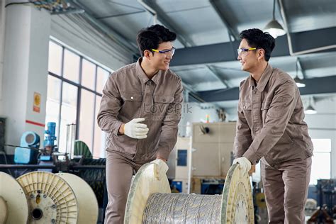 케이블을 운반하는 작업장 작업자 사진 무료 다운로드 Lovepik