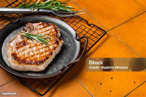 구운 돼지 고기 T 뼈 절단 고기 스테이크 주황색 배경입니다 평면도 복사 공간 0명에 대한 스톡 사진 및 기타 이미지 0명 갈비 음식 건강한 식생활 Istock