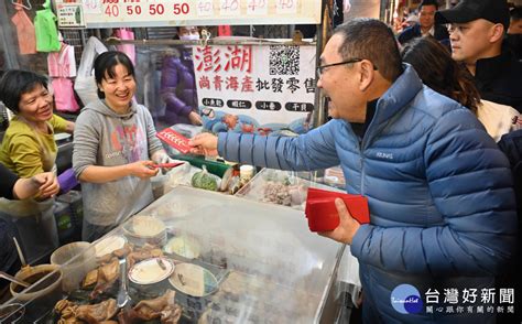 侯友宜板橋新埔攤集區拜年 發送「蛇福泰吉」福袋 蕃新聞