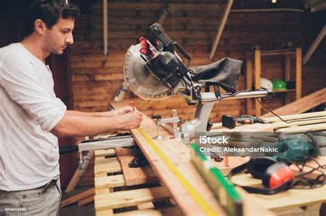 Diy 목공 프로젝트에서 작업 하는 젊은 남자 Diy에 대한 스톡 사진 및 기타 이미지 Diy 공예 기술 Istock