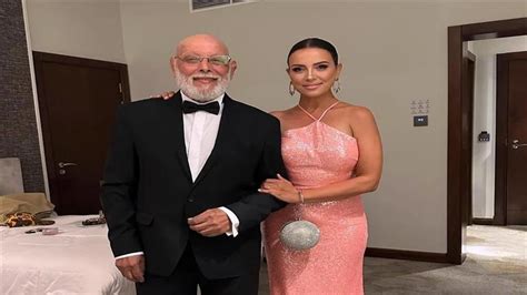 ريهام عبد الغفور تطلب الدعاء لوالدها الراحل مصراوى