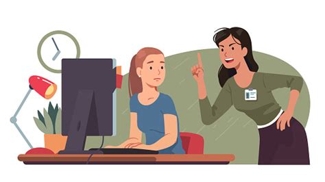 슬픈 노동자에게 비명을 지르는 화난 관리자 실망한 비즈니스 여성 상사는 직장 책상에서 컴퓨터로 작업하는 부하 직원을 꾸짖습니다