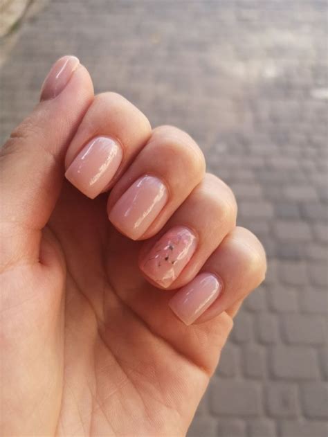 Нюдовий манікюр з сухоцвітами