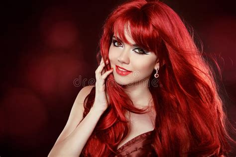 Retrato De La Muchacha Hermosa Con El Pelo Rojo Largo Sano Y El