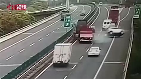 高速超车道面包车突然减速 后方小车被挂车追尾撞飞追尾刹车新浪新闻