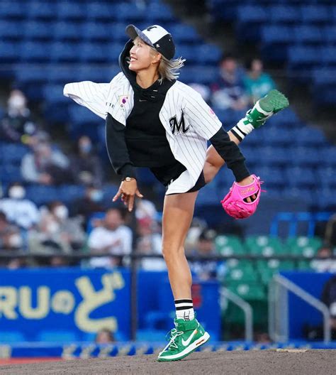 ＜ロ・西＞キンクミ躍動。ファーストピッチセレモニーを行う金田久美子（撮影・長久保 豊） スポニチ Sponichi Annex 野球