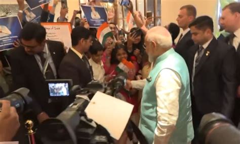 Pm Modi Receives Warm Welcome From Members Of Indian Diaspora At Hotel