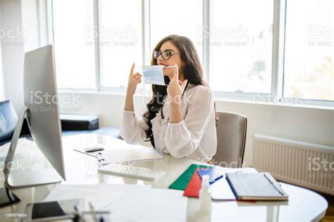 여성 의사는 화상 통화에 대한 몇 가지 의학적 조언을주고 코로나 바이러스의 전염병 동안 보호 얼굴 마스크를 사용하는 방법을