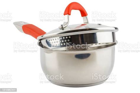 오렌지 손잡이와 유리 뚜껑이있는 작은 빛나는 스테인레스 스틸 냄비 흰색으로 분리 0명에 대한 스톡 사진 및 기타 이미지 0명 가리기 가정 생활 Istock