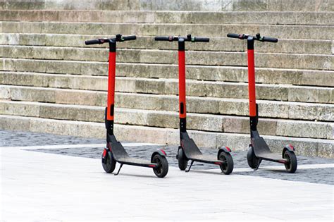 주차장에 행전기 스쿠터 도시 자전거 대여 시스템 거리에서 공공 킥 스쿠터 모터 스쿠터에 대한 스톡 사진 및 기타 이미지 모터 스쿠터 임대 도시 Istock