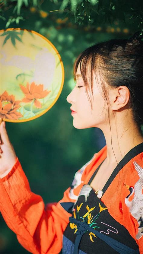 东风夜放花千树。 更吹落、星如雨。 宝马雕车香满路。 凤箫声动， 玉壶光转， 一夜鱼龙舞。 蛾儿雪柳黄金缕。 笑语盈盈暗香去。 众里寻他千百度。 蓦然回首， 那人却在， 灯火阑珊处。