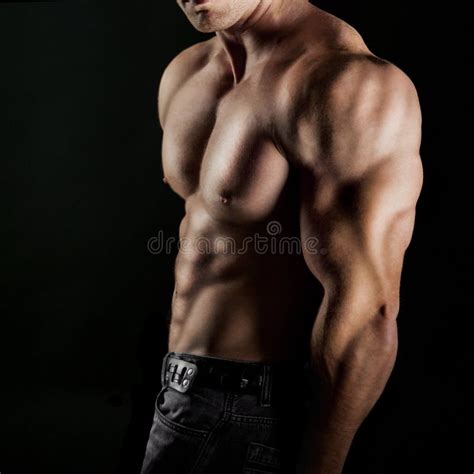 Bodybuilder Montrant Ses Muscles Image Stock Image Du Adulte