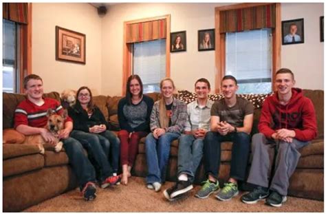 Negli Anni 90 Una Donna Ha Partorito Sette Gemelli Guarda Come Sono Oggi