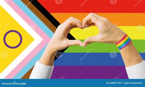 Koppel Met Hand Hart Over Voortgang Vlag Stock Afbeelding Image Of Begrip Liefdadigheid