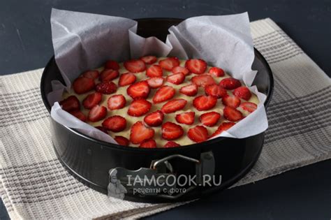 Шарлотка на кефире с клубникой — рецепт с фото пошагово