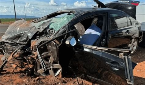 Colisão entre carro e carreta mata pai e filha deixando mãe e criança