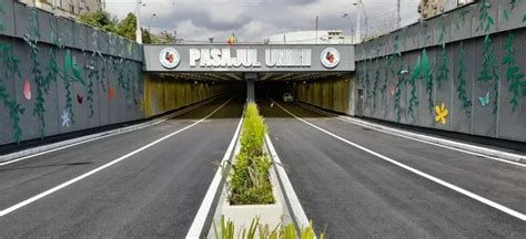 Un autocar a rămas blocat în delimitatorul de la Pasajul Unirii din Capitală Imagini de la fața
