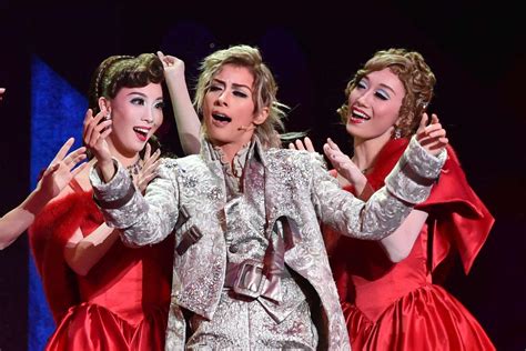 希代のプレーボーイ・カサノヴァを演じる花組トップスターの明日海りお（中央）＝2019年2月18日（1428）－麗しのトップ 明日海りお 宝塚