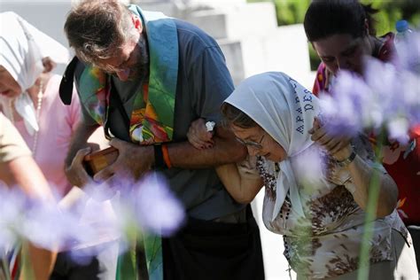 Amor con amor se paga una multitud acompañó el entierro de los restos de Hebe de Bonafini en