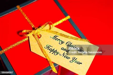 빨간 배경에 황금 리본이 달린 빨간 선물 상자 메리 크리스마스와 행복한 새해 텍스트와 상자에 레이블 0명에 대한 스톡 사진 및 기타 이미지 Istock