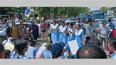 ভিকারুননিসার ধানমণ্ডি শাখা বন্ধ ঘোষণা সড়ক অবরোধ করে শিক্ষার্থীদের বিক্ষোভ