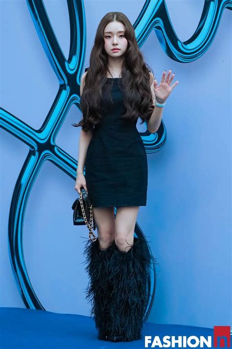 패션엔 패션엔 포토 프리지아 Ai인형 인줄 깃털 부츠에 미니 원피스 패션쇼 나들이룩