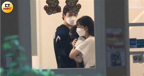 不認「宏荳戀」1／與荳荳「一家四口」溫馨過日常 黃宏軒肉身擋雨護毛孩 娛樂 Ctwant