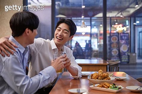 한국인 회식 친목회 송년회 연례행사 술 음료 행복 밝은표정 어깨동무 이미지 Jv12510203 게티