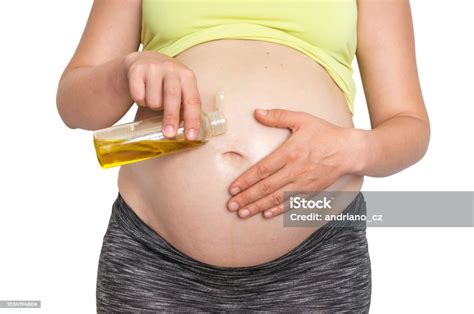 임신한 여자는 배꼽에 보습 바디 오일 적용 건강관리와 의술에 대한 스톡 사진 및 기타 이미지 건강관리와 의술 건강한 생활