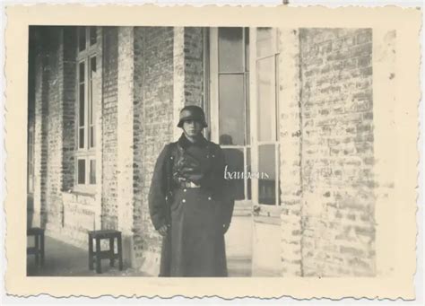 Foto Soldat Auf Wache Mit Stahlhelm Kartentasche Und Mantel 2wk D94