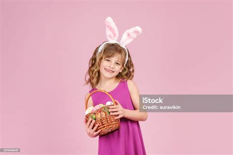 부활절 토끼 귀에 소녀 보유 에 손 에 A 바구니 와 계란 에 핑크 배경 부활제에 대한 스톡 사진 및 기타 이미지 부활제