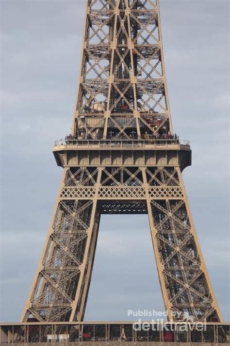 Melihat Menara Eiffel Di Paris Dari Dekat