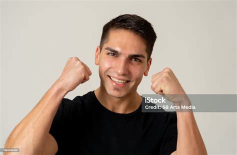 잘 생긴 의 초상화 충격 젊은 남자 좋은 소식을 듣고 승리 또는 놀란 행복한 얼굴로 큰 성공을 갖는 쾌활한 제스처 만들기 얼굴 표정 인간의 감정과 축하 감정에 대한 스톡