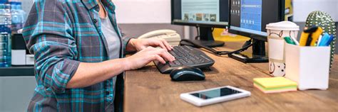 전자 상거래 상점에서 받은 주문을 확인하는 알아볼 수 없는 여성 비즈니스에 대한 스톡 사진 및 기타 이미지 비즈니스 헤더 디자인 요소 공란 Istock