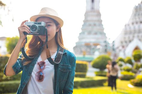 역에서 휴대 전화를 들고 휴가 시간에 기차를 기다리는 행복한 아시아 커플 여행자 배낭 기차와 젊은 아시아 관광객 관광 도시 태국 여행 거리에 대한 스톡 사진 및 기타 이미지