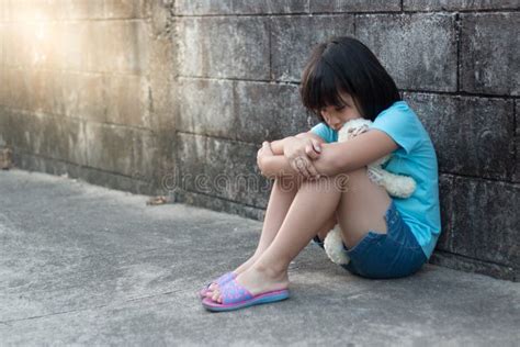Portrait D Une Fille Asiatique Triste Et Seule Contre Le Dos Grunge De