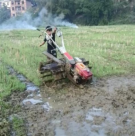 9歲小孩開著拖拉機「耕地」，看似「稀奇」但在農村很常見 每日頭條
