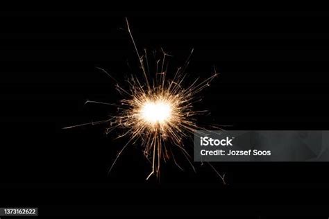 검은 색 배경에 고립 된 불타는 스파클러 불꽃 놀이 테마 빛 효과와 질감 0명에 대한 스톡 사진 및 기타 이미지 0명 검은색 공휴일 Istock