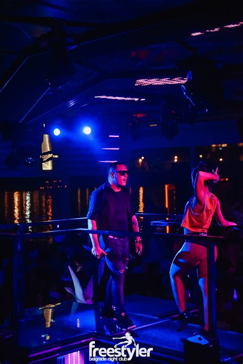 Gastoz Pevao Na Splavu A Onda Mu Je Prišla Ova Devojka I Pogledajte