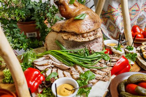 아름 답게 꾸며진 다른 음식 간식과 전채 기업 크리스마스 생일 파티 이벤트 또는 결혼식 축 하에 있는 케이터링 연회 테이블 갈색에 대한 스톡 사진 및 기타 이미지 Istock