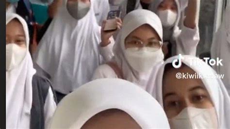 Mahasiswa Ugm Kuliah Pakai Seragam Sma Dosen Kaget