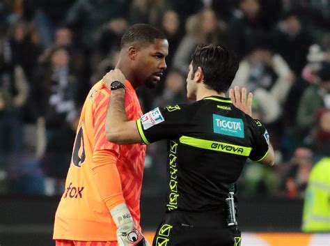 Cosa Rischia L Udinese Per I Cori Razzisti A Maignan Nella Partita