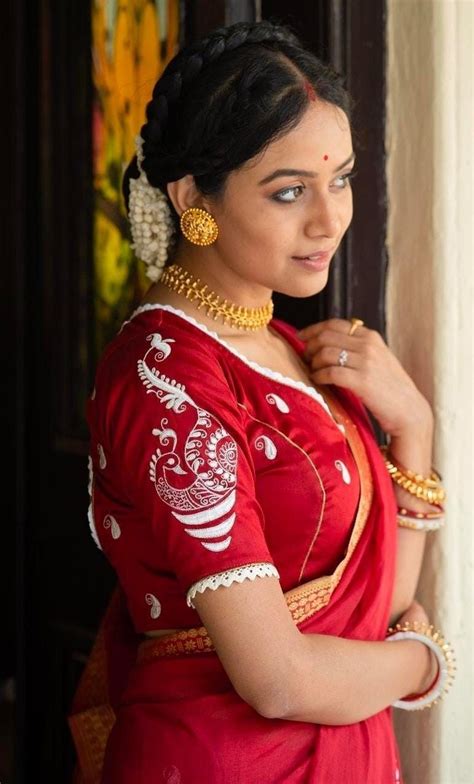 Bengali Women In Saree Bengali Bridal Makeup Golden Blouse Designs
