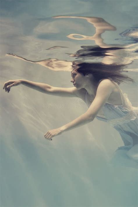 Retrato De Una Chica Con Un Vestido Azul Flotando Bajo El Agua Foto De
