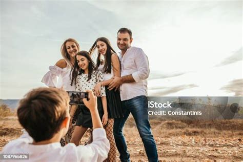 가을 가족 모험 공원에서 나뭇잎 자기를 복용 2세대 가족에 대한 스톡 사진 및 기타 이미지 2세대 가족 가을 가족
