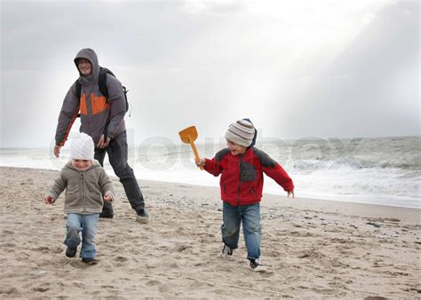 Vater Und Zwei Kinder Beim Spielen Am Strand Stock Bild Colourbox